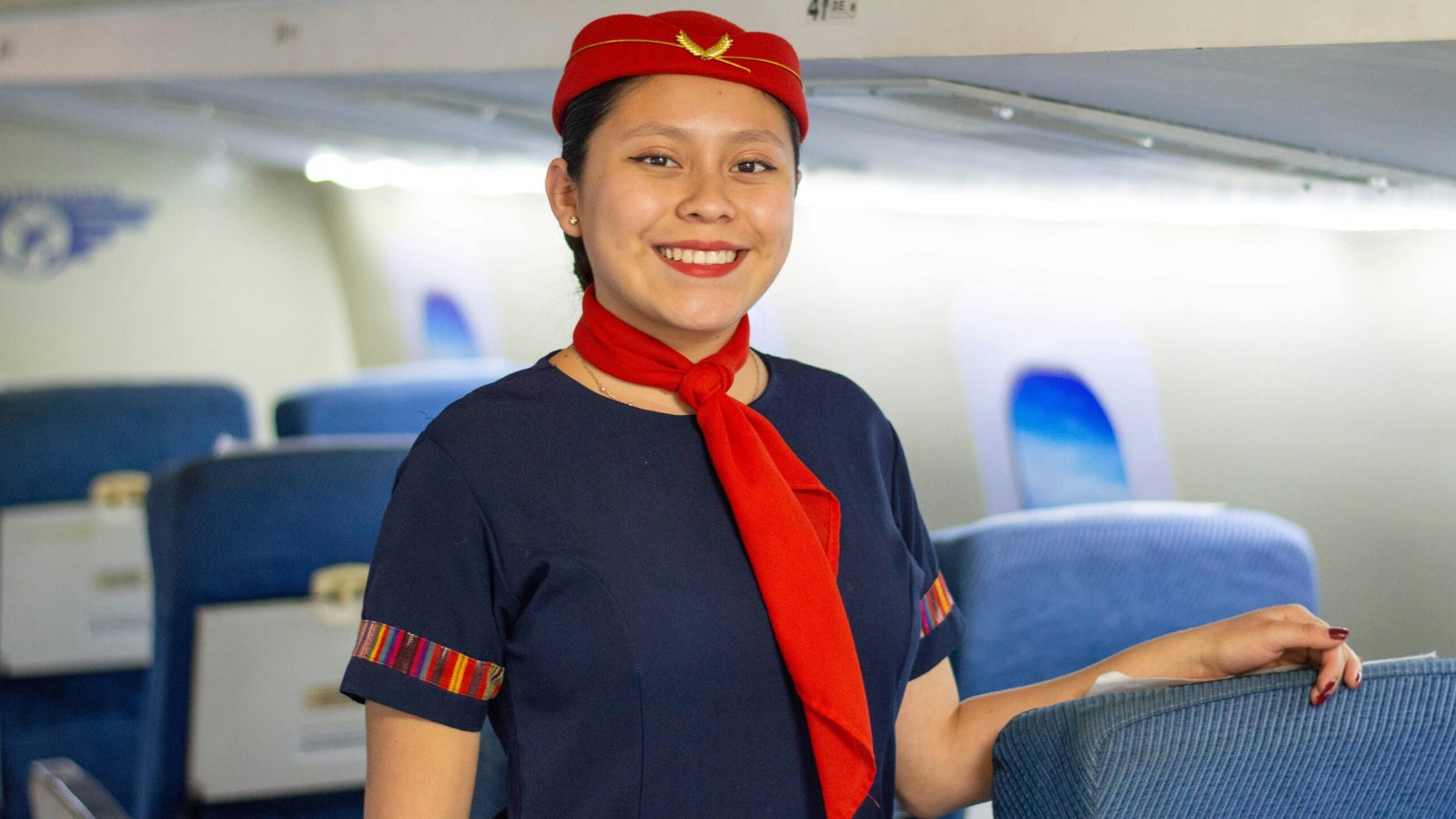 A flight attendant shares the small habits that make you a favorite ...