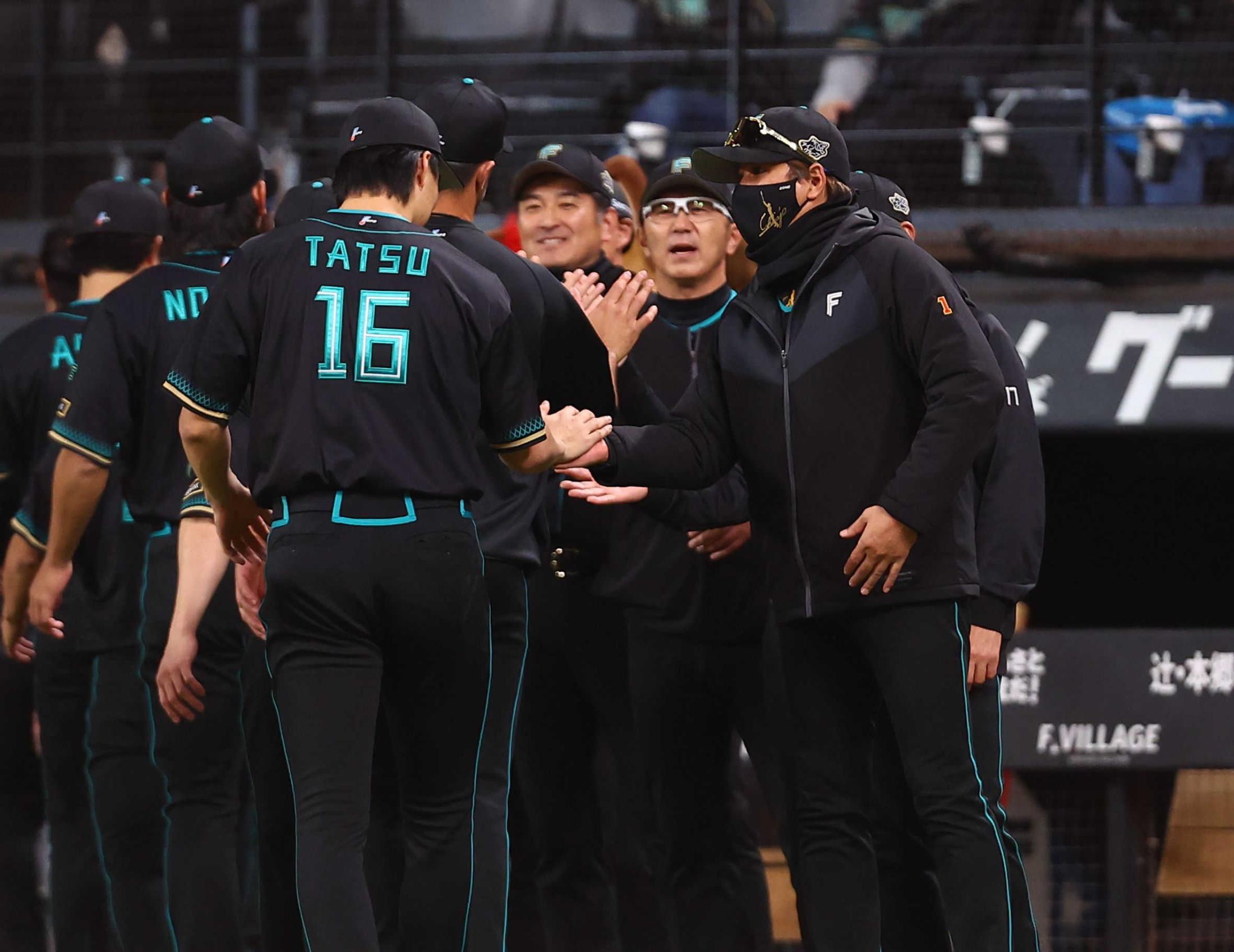 日本ハム 奈良間V打で12球団最速100得点 新庄監督も驚きの声「どうした、奈良間っち！？」