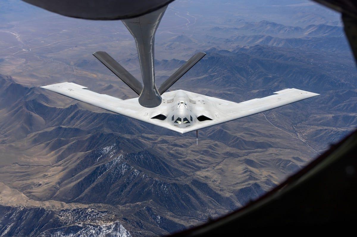 米空軍、ステルス爆撃機「B-21レイダー」の最新画像を公開…上から捉えた画像は初