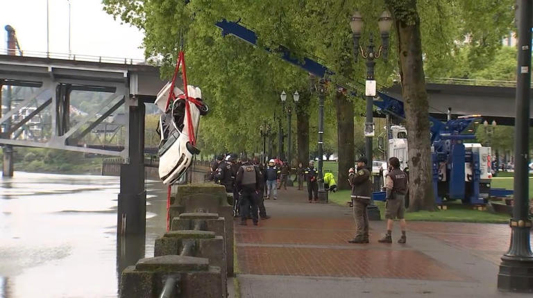 Car recovered from Willamette River two weeks after deadly crash