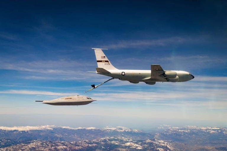 米空軍、ステルス爆撃機「B-21レイダー」の最新画像を公開…上から捉えた画像は初