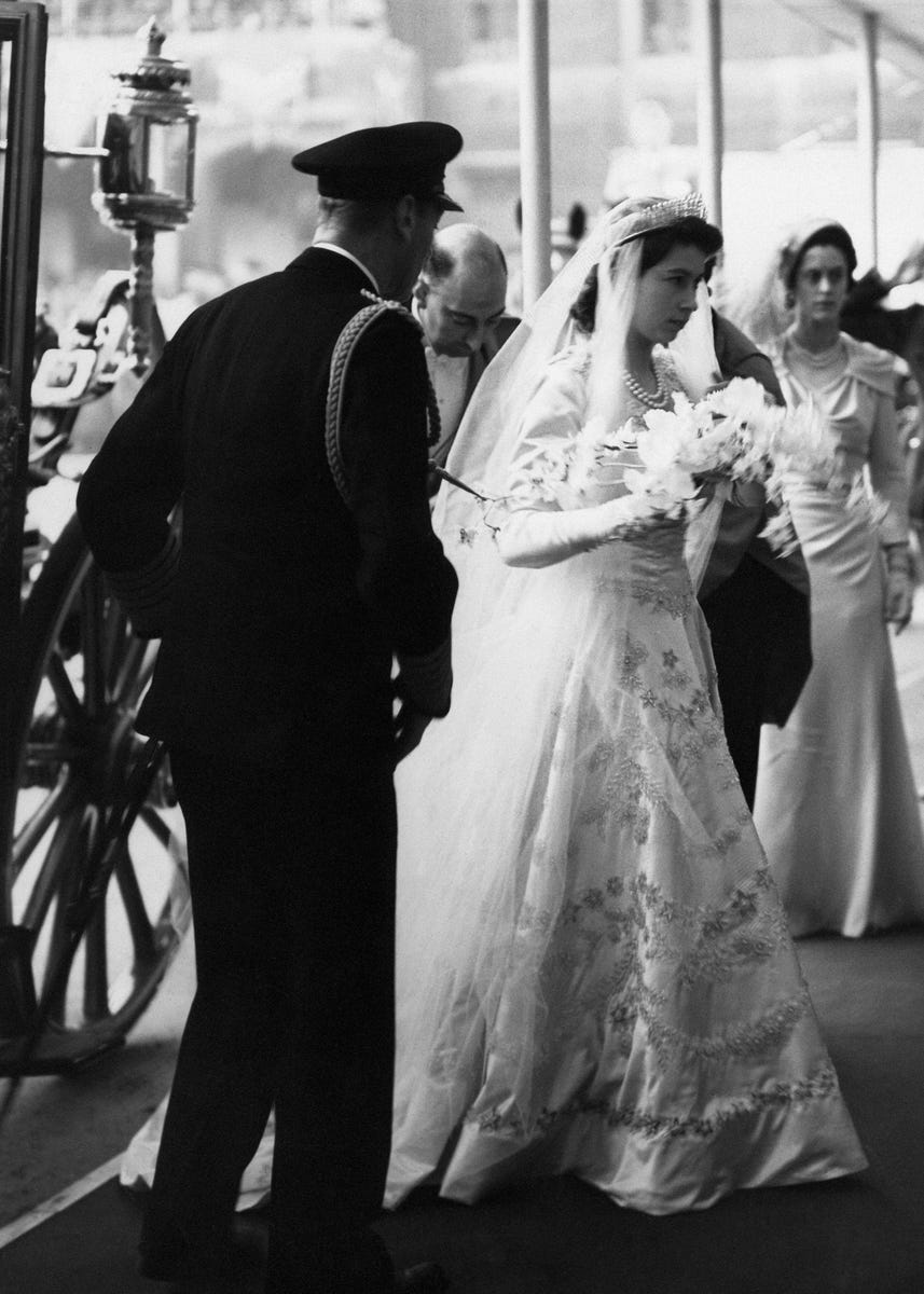 25 of Queen Elizabeth’s best fashion moments through the years