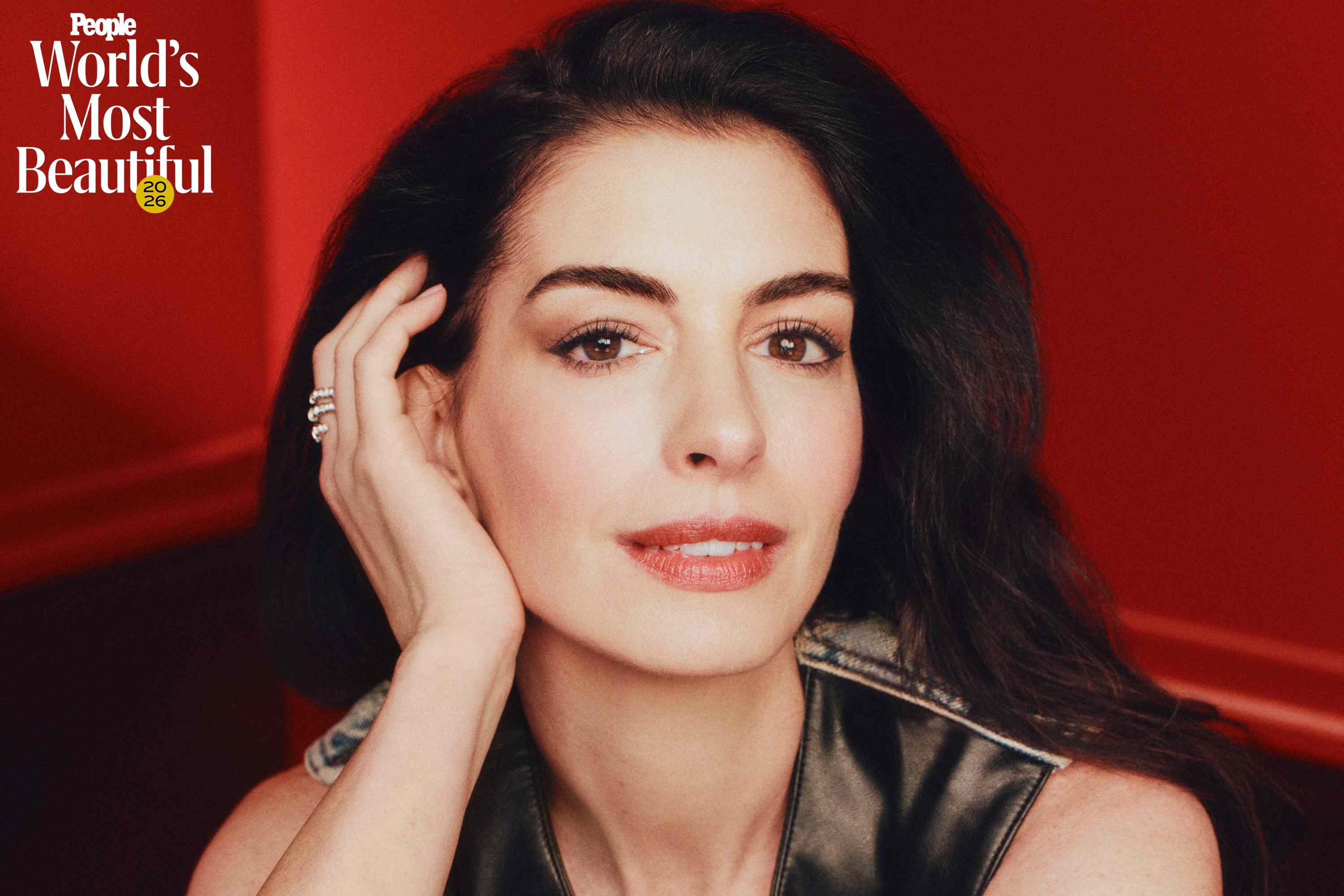 Anne Hathaway tears up while reminiscing about 'The Princess Diaries ...