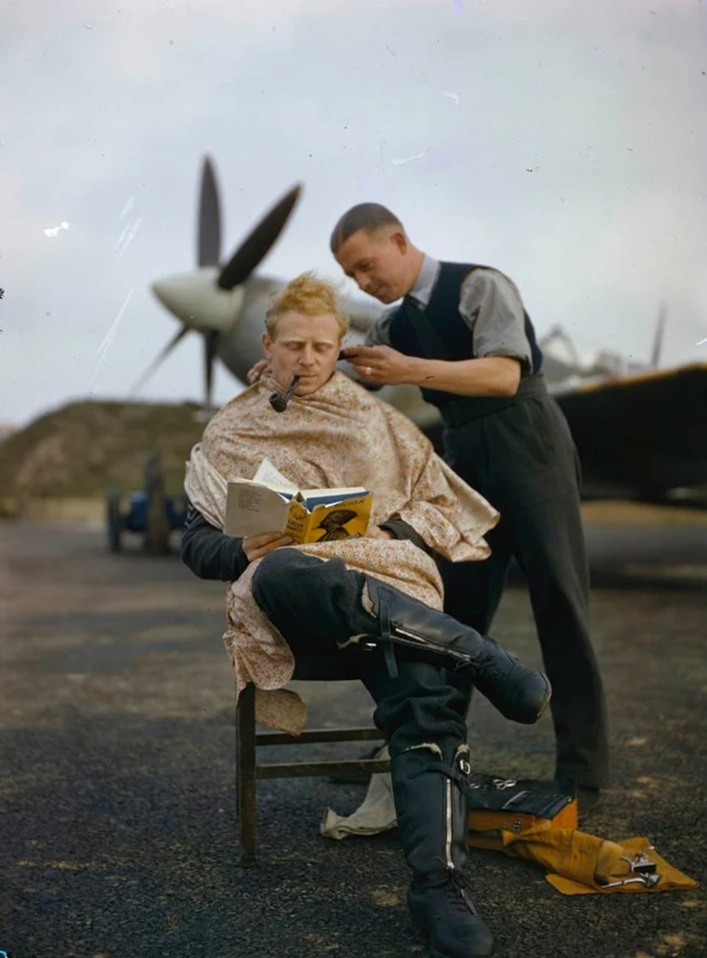 20 vintage photos of old-school barbershops