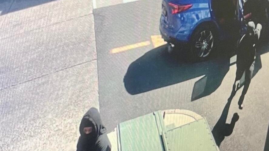 2 men armed with rifles hold up Brinks truck in Northeast Philadelphia ...