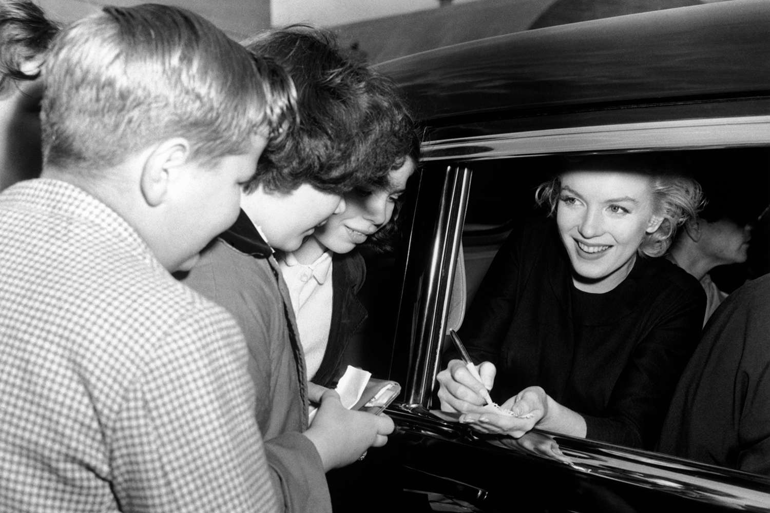 Marilyn Monroe signed for a furniture delivery less than 24 hours ...