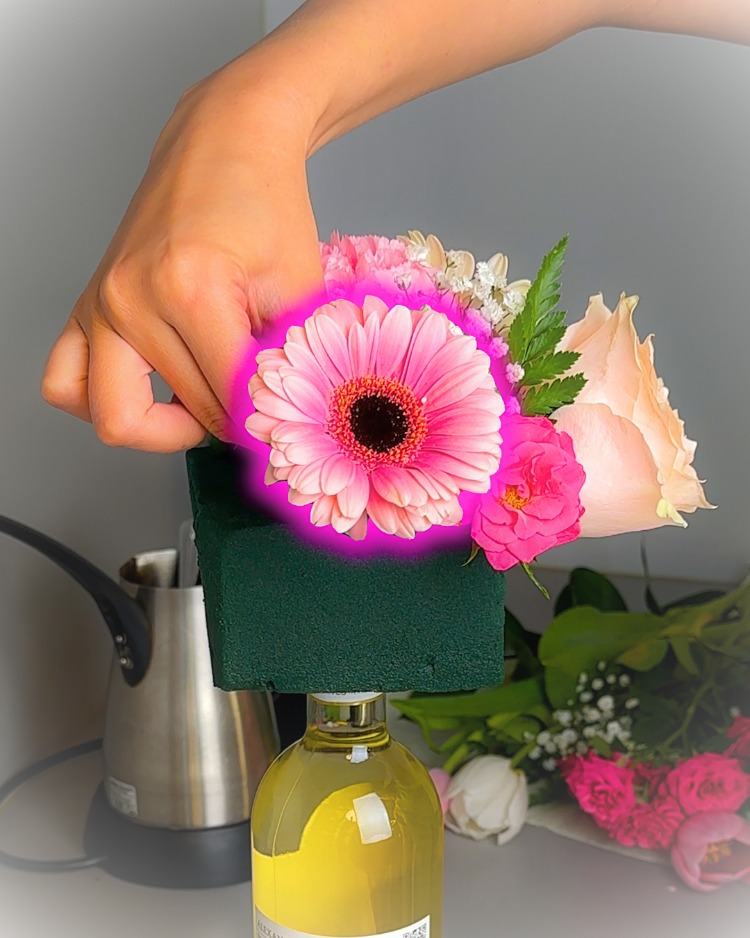 A simple wine bottle turns into a charming floral eye-catcher 💐