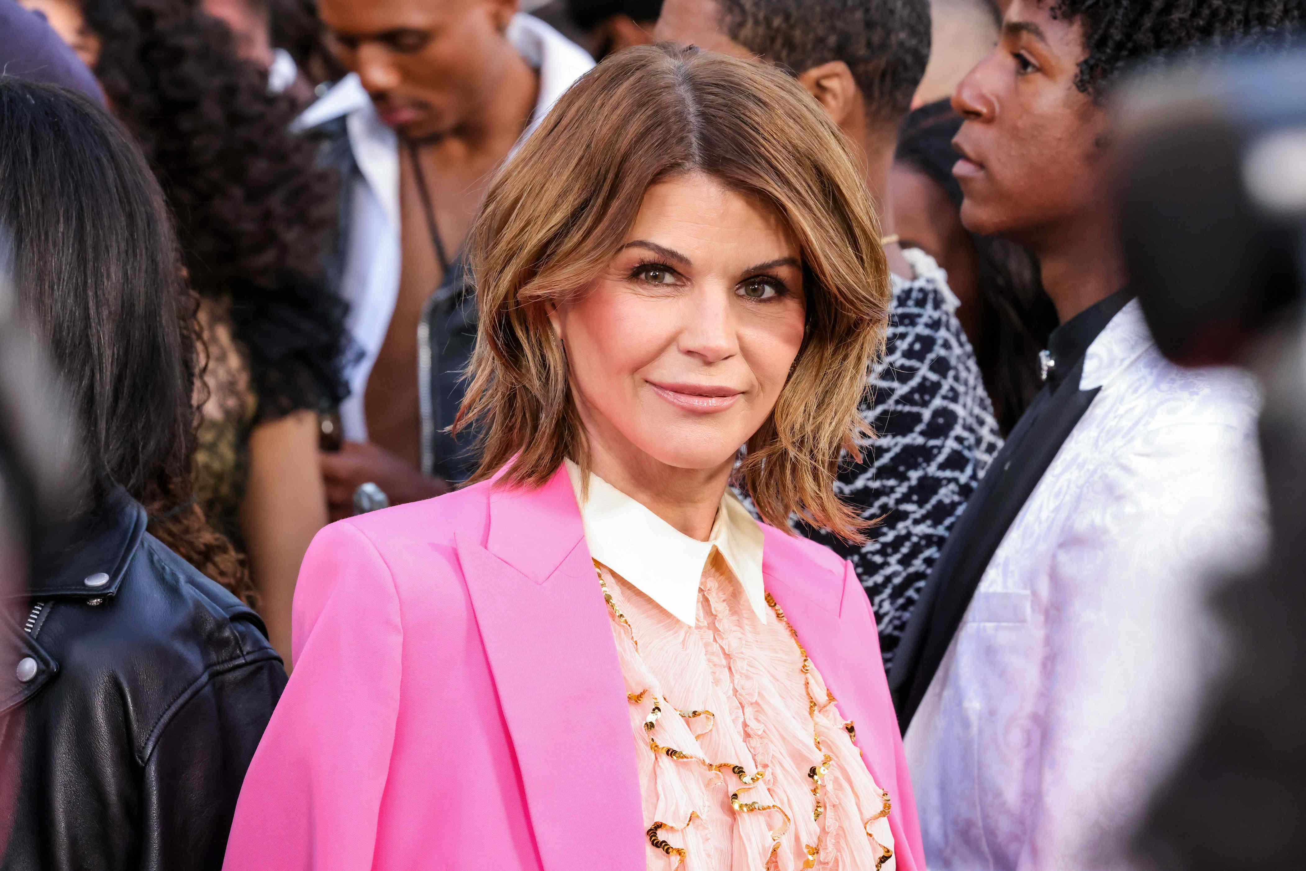 Lori Loughlin pairs new bob with extremely eccentric hot pink '80s ...