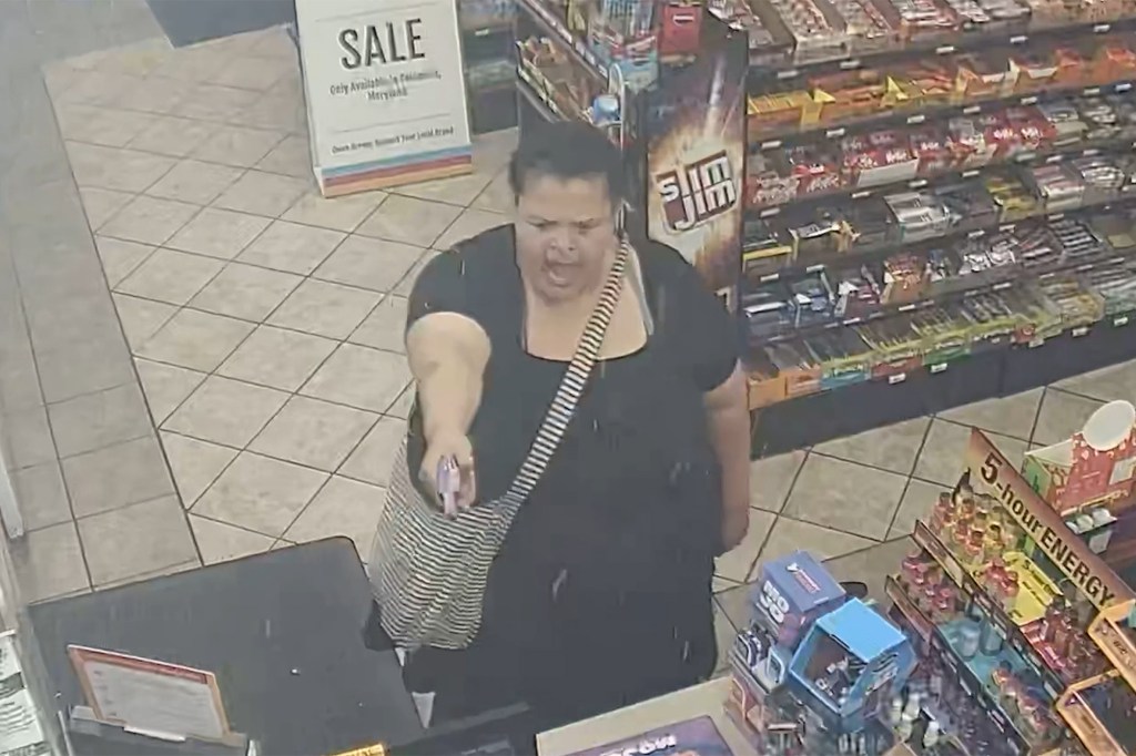 Woman shoots gas station clerk point-blank in attempted gas station ...