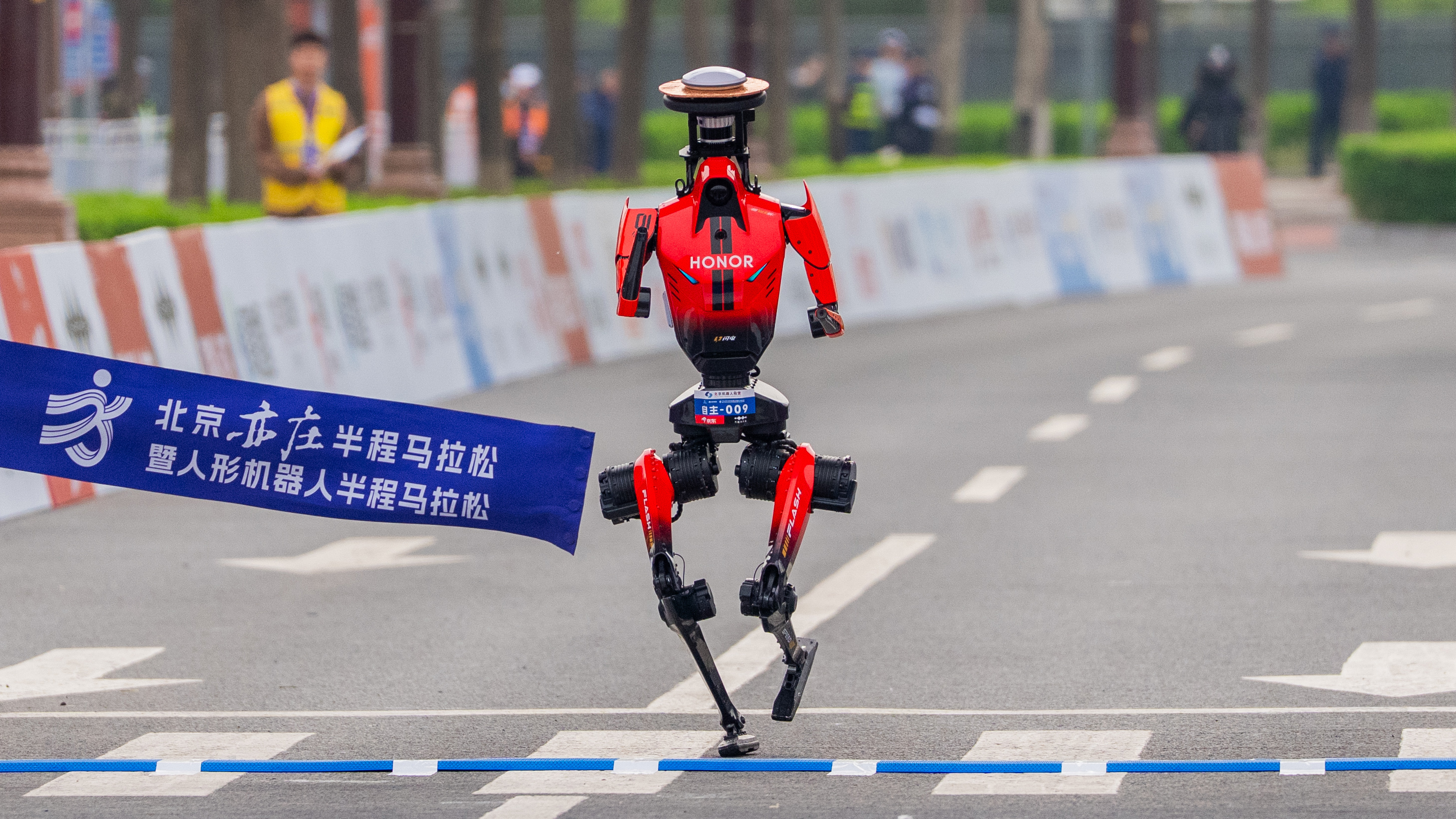 An inhuman race: Chinese humanoid robot beats world record for half ...