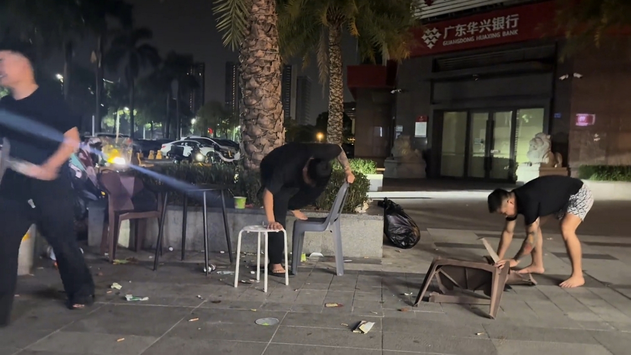 Man falls and breaks plastic chair during playful moment in Guangdong ...