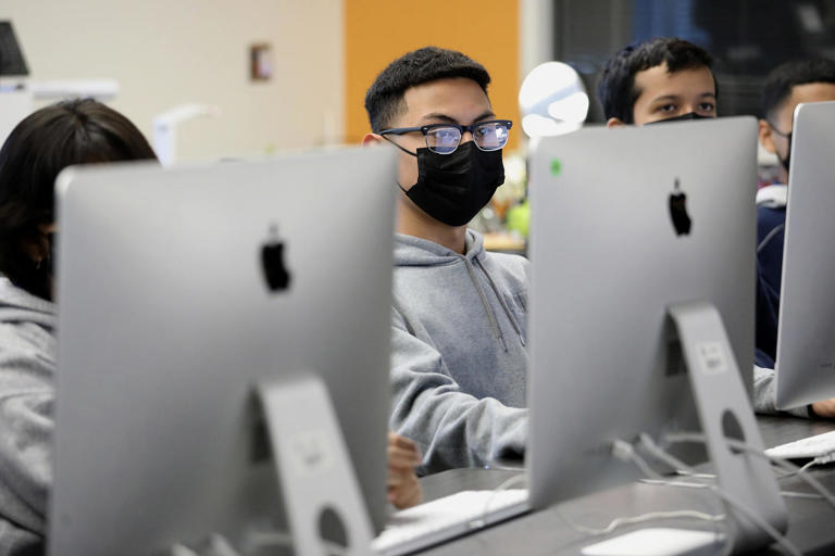 Los Angeles becomes the first major school district to require screen ...