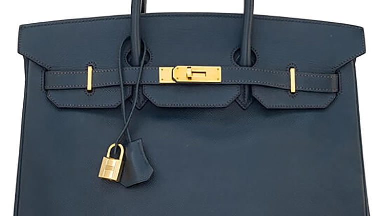 Carteira Birkin Hermès rara com duas assinaturas lidera leilão de luxo