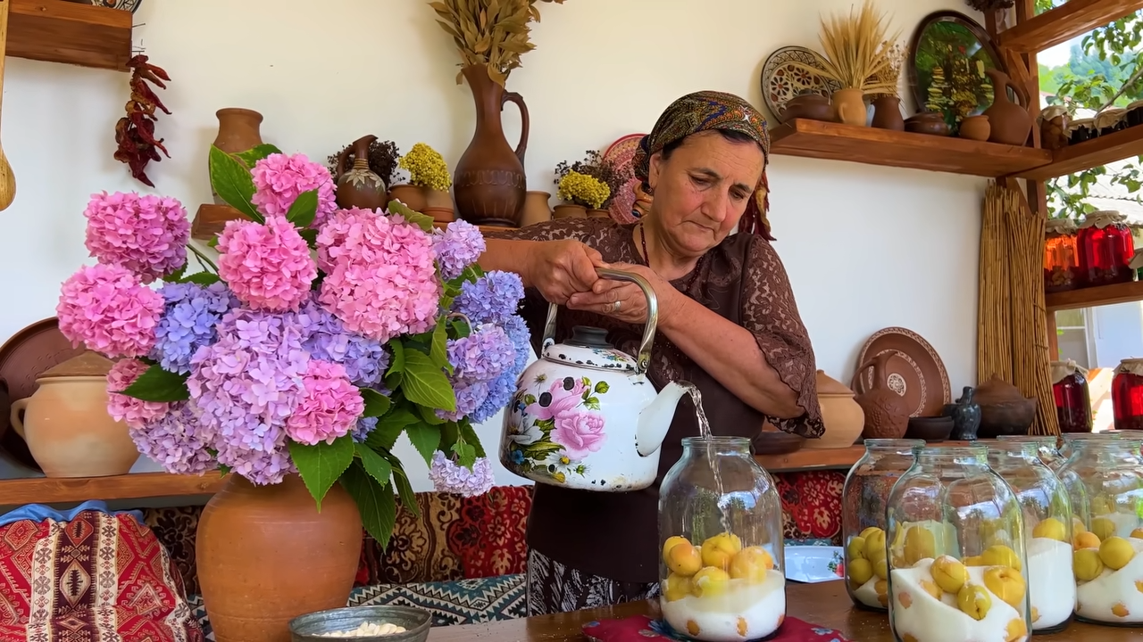How you can make simple homemade fruit juice the old way