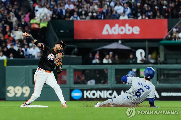 Giants' Lee Jung-hoo takes upper hand over Dodgers' Kim Hye-seong