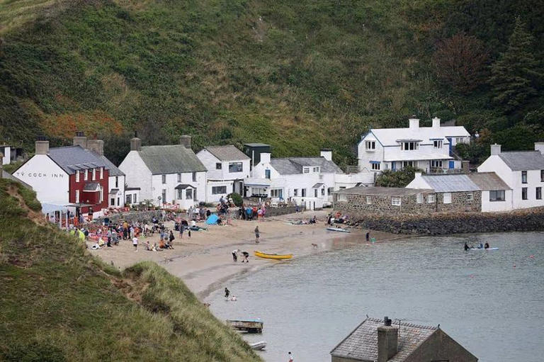 Quintessential North Wales village with perfect beach, cosy pub and ...