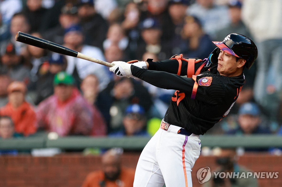 Giants' Lee Jung-hoo takes upper hand over Dodgers' Kim Hye-seong