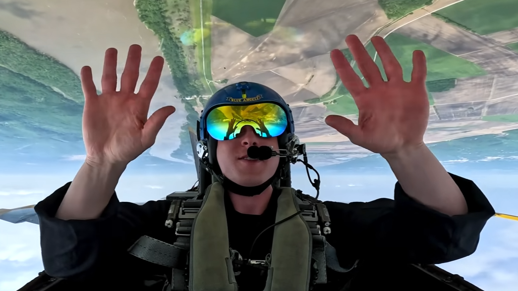 Watch a fighter jet push a pilot to the edge of consciousness - "No air"