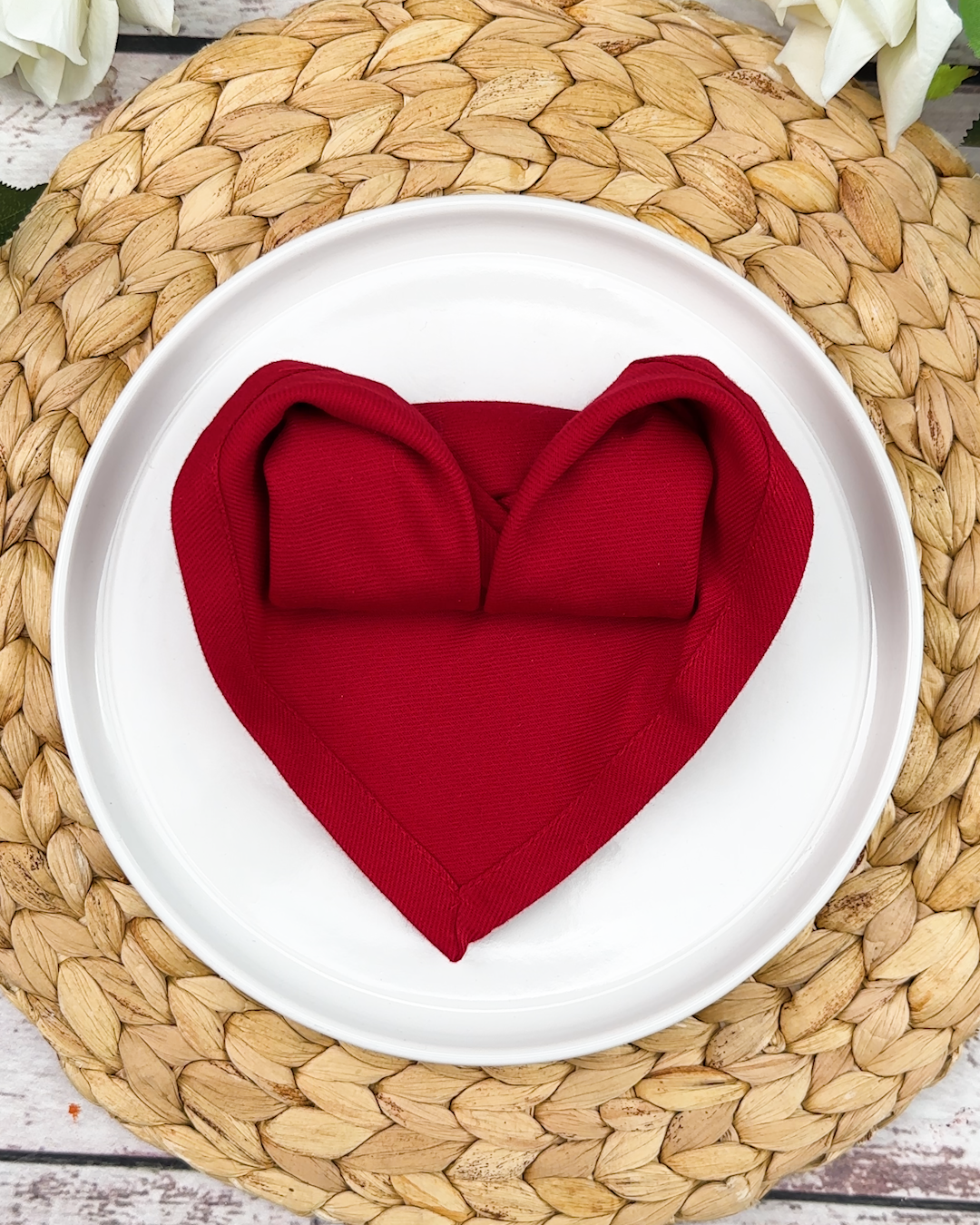 Tutorial fácil de cómo doblar una servilleta en forma de corazón ️