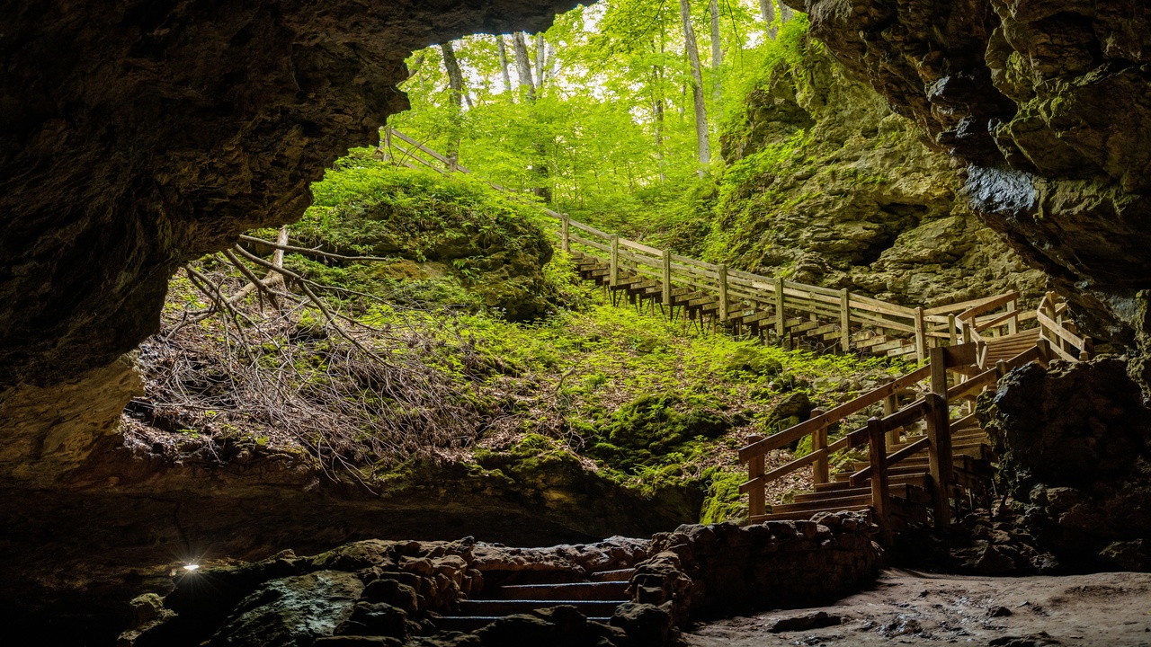 Under Jackson County, Iowa hides 13 caves carved into 430-million-year ...