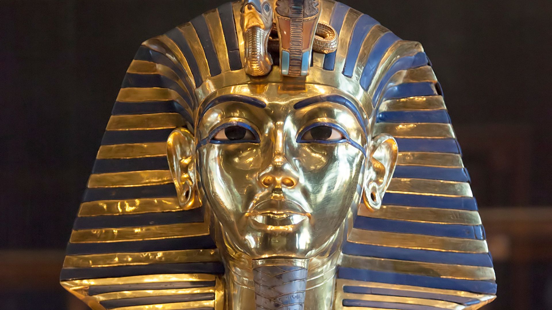 20 famous tombs with chilling stories behind them