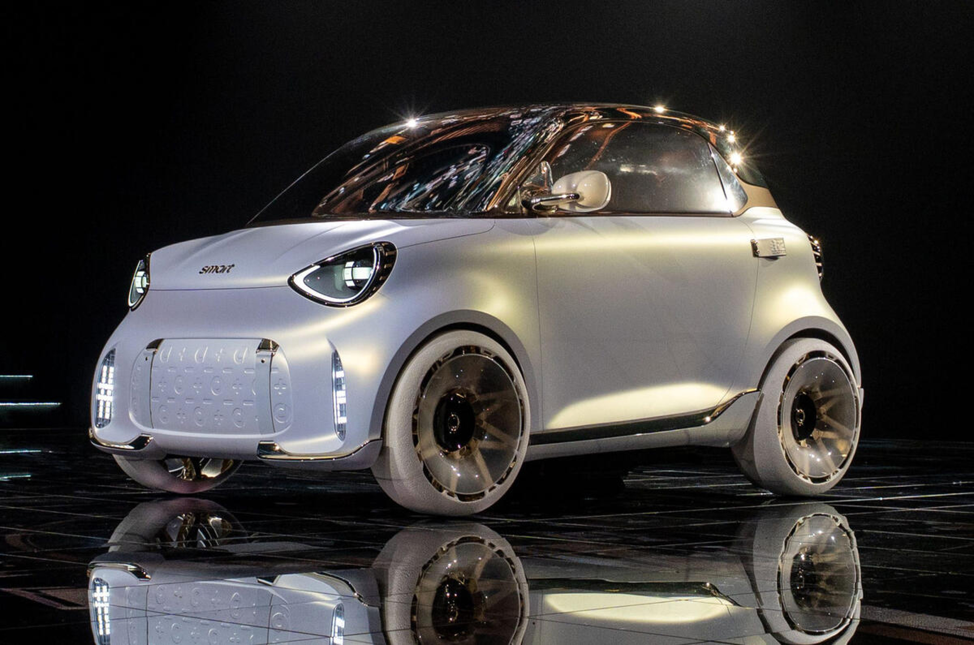 The Smart Fortwo returns! Premium electric city car gets 186-mile range