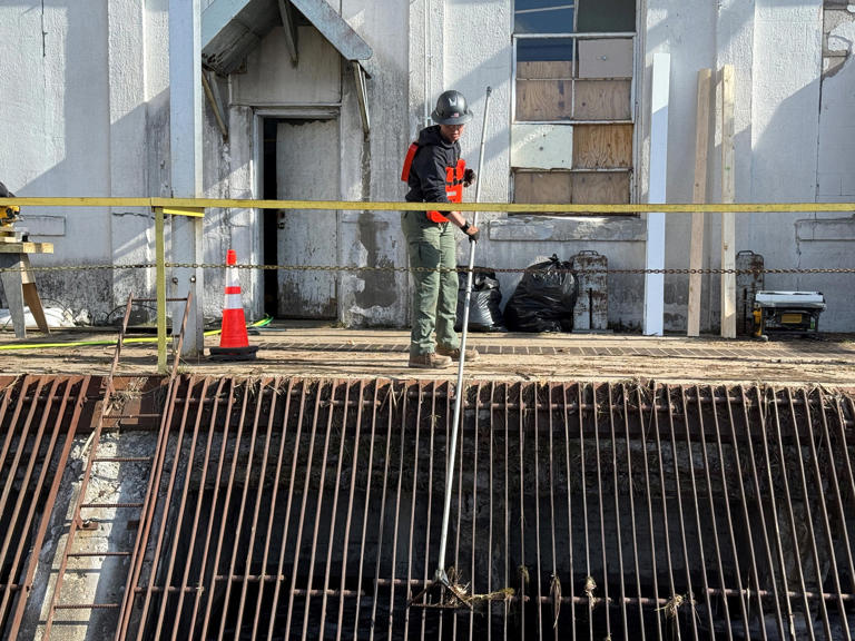 Crews rake debris from Cheboygan Dam as floodwater threat persists