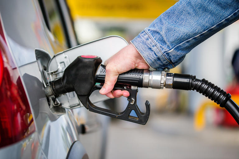 Carburanti, dopo l'intesa USA-Iran crolla il prezzo del petrolio