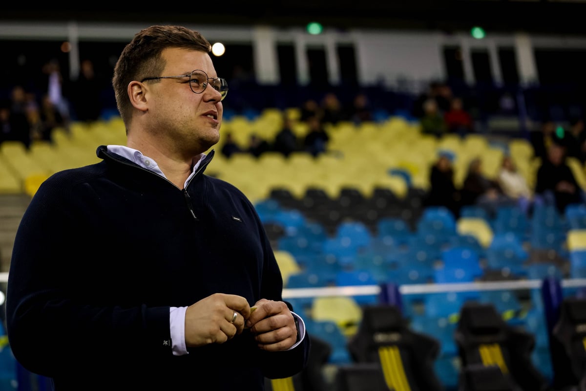 Vitesse komt met statement over directeur die al twee weken afwezig is