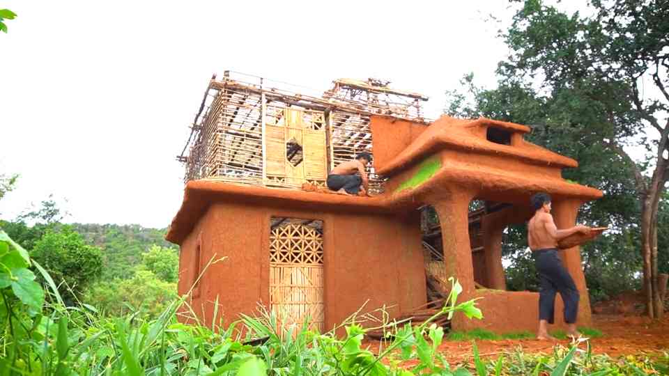 He built a house that breaks the heat using plants