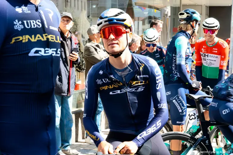 Tom Pidcock ziet af in Tour of the Alps, maar wint tóch derde etappe na ...