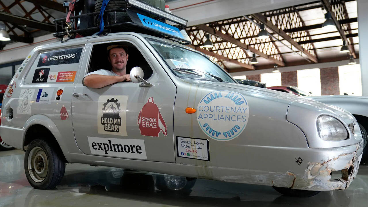 Two men drive Reliant Robin across Africa to set long-distance record