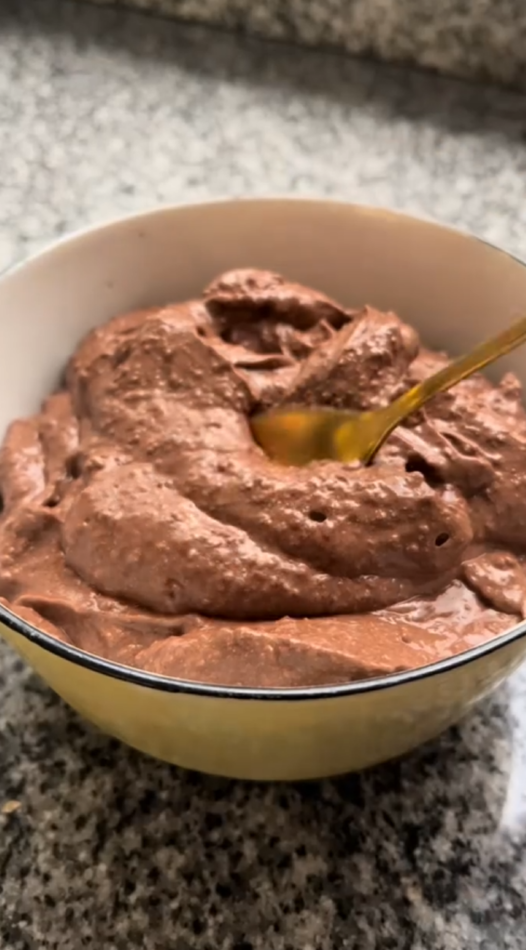 Receta de mousse de chocolate cremoso que se prepara rápidamente