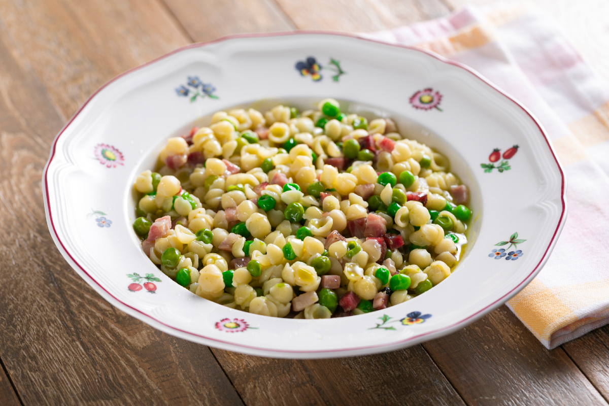 Pasta with peas and pancetta