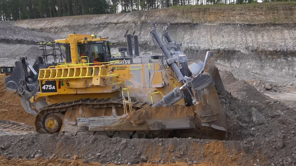 Enorme bulldozer die tonnen aarde verplaatst