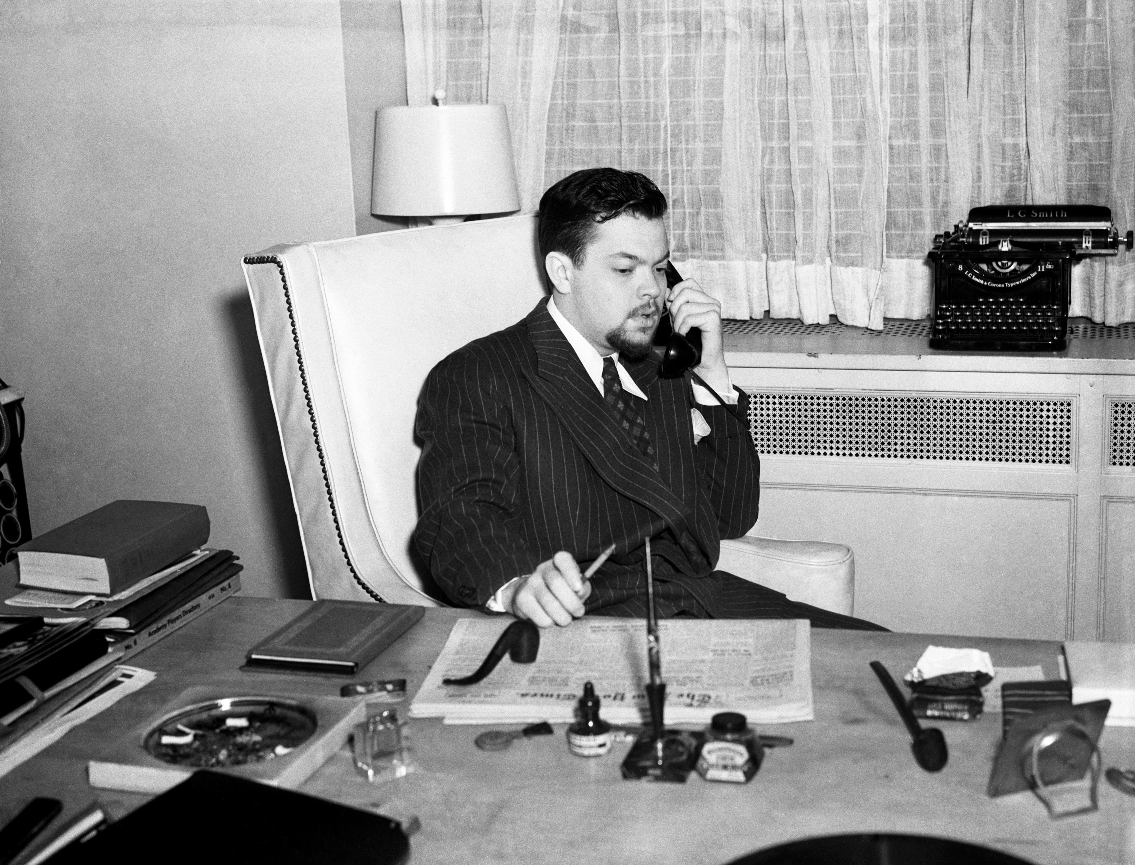 Orson Welles at home: 10 photos of the director behind the scenes