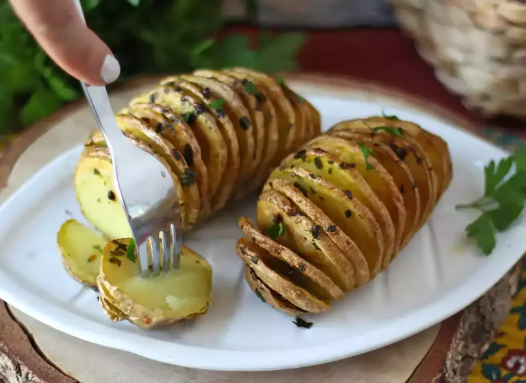 Patatas hasselback en freidora de aire: la guarnición sueca más vistosa