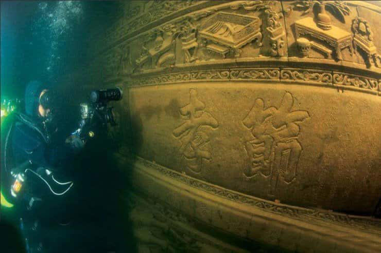 Divers found a lost 600-year-old city at the bottom of a Chinese lake ...