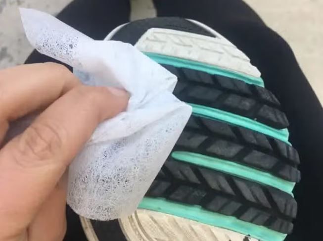 Alternative uses for dryer sheets that will make life much easier