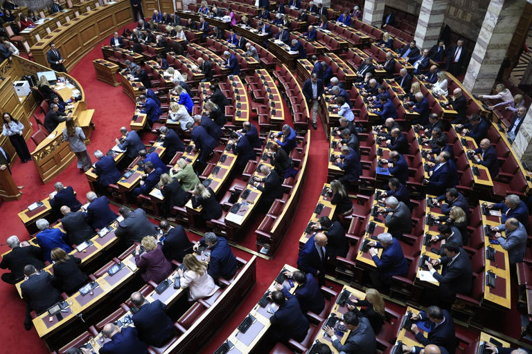 Βουλή: Τροπολογία ΥΠΕΝ για αναστολή οικοδομικών αδειών σε περιοχές που ...
