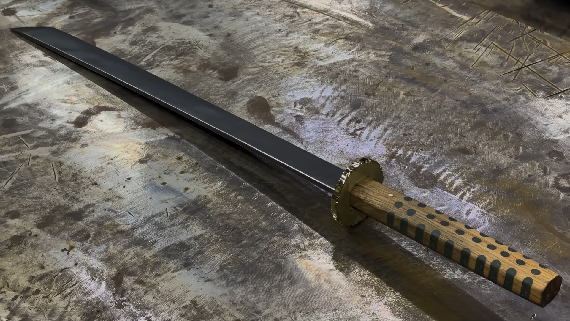 This video shows how cutting discs became a Damascus katana