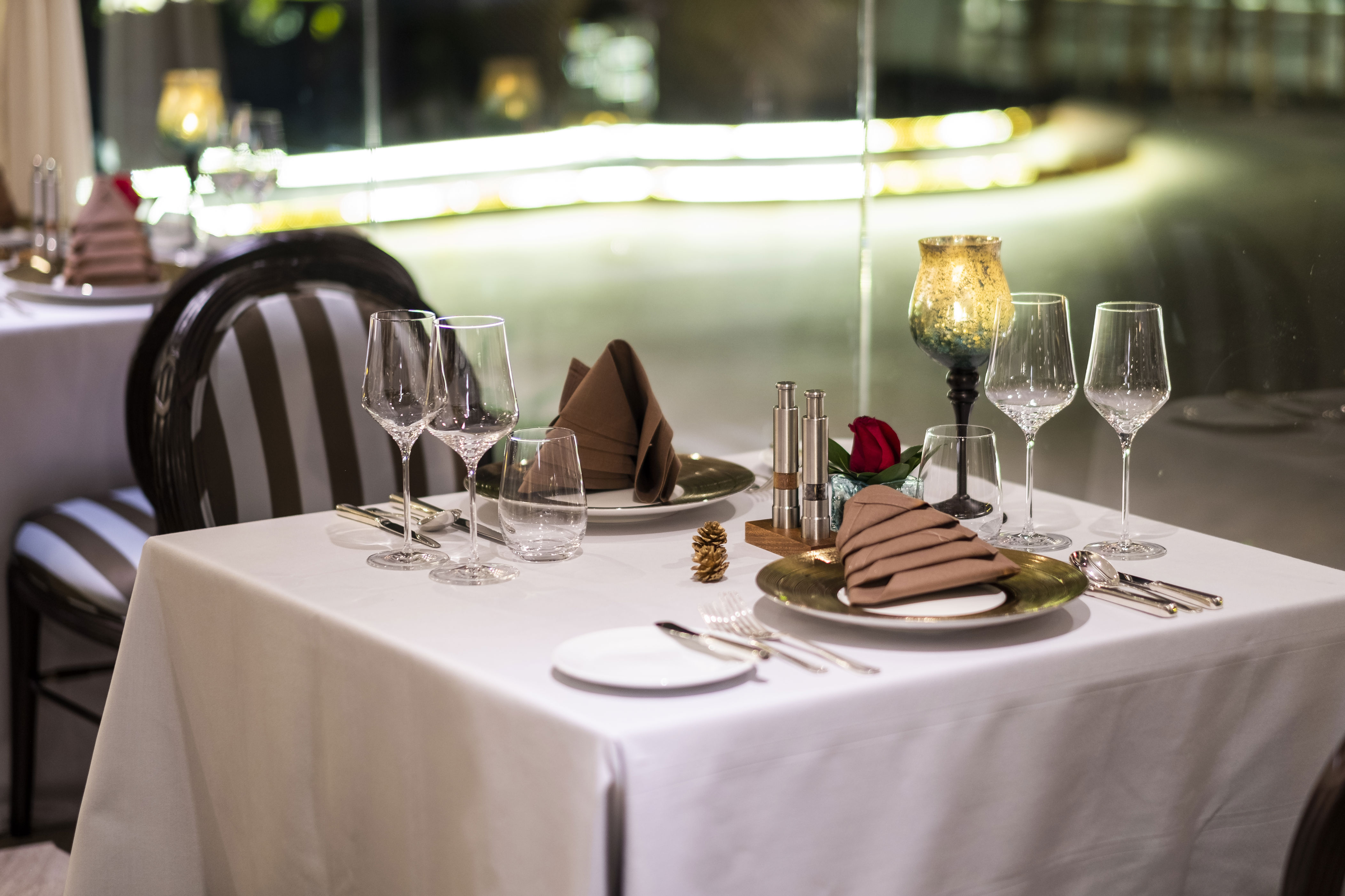 The table at every restaurant that only regulars ever get (and how to ...