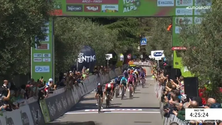 Tom Pidcock ziet af in Tour of the Alps, maar wint tóch derde etappe na ...