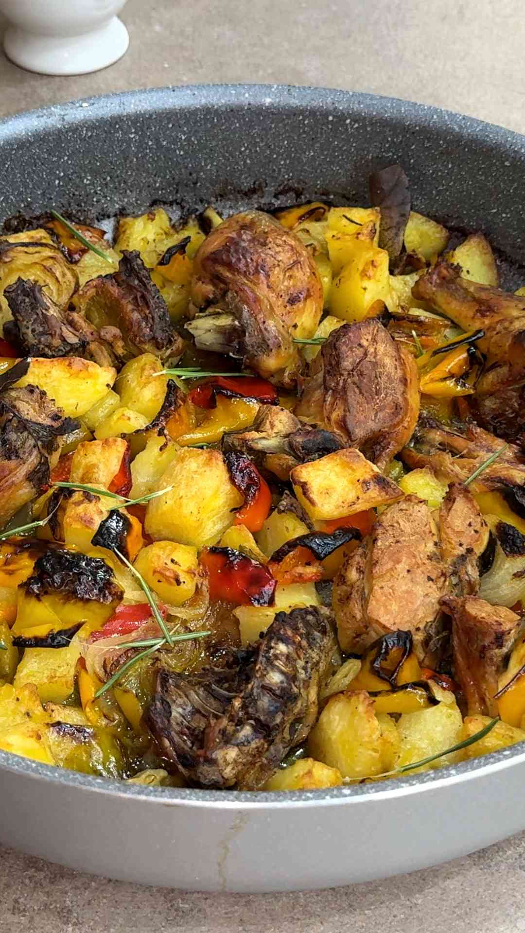 Pollo al forno con patate cipolle e peperoni