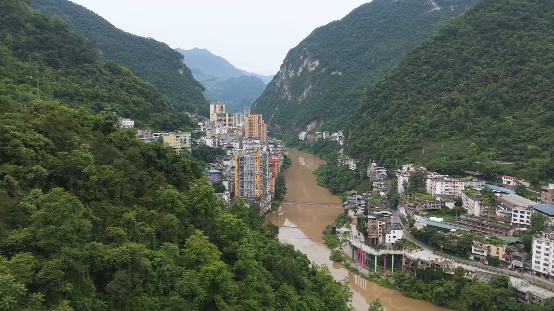 One river, two cliffs… and a city on the edge of disaster