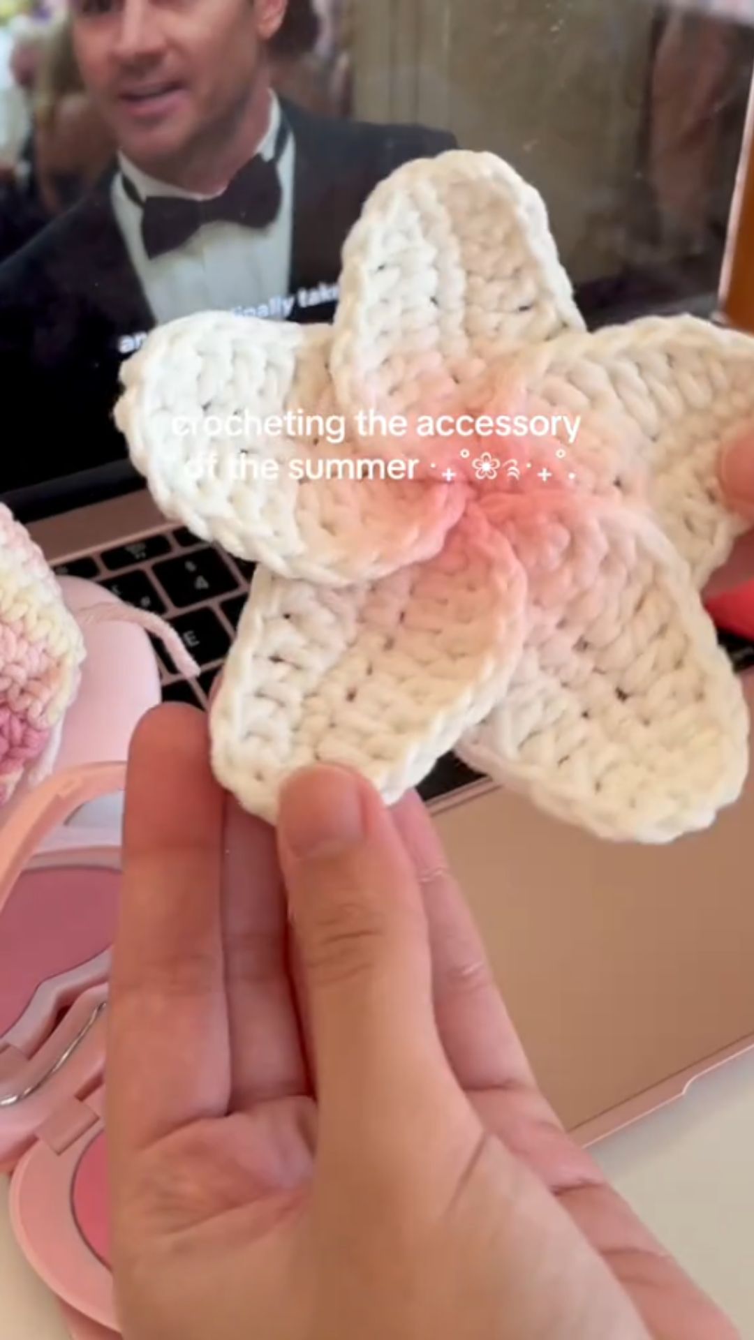 DIY crochet flower hair clip for the summer