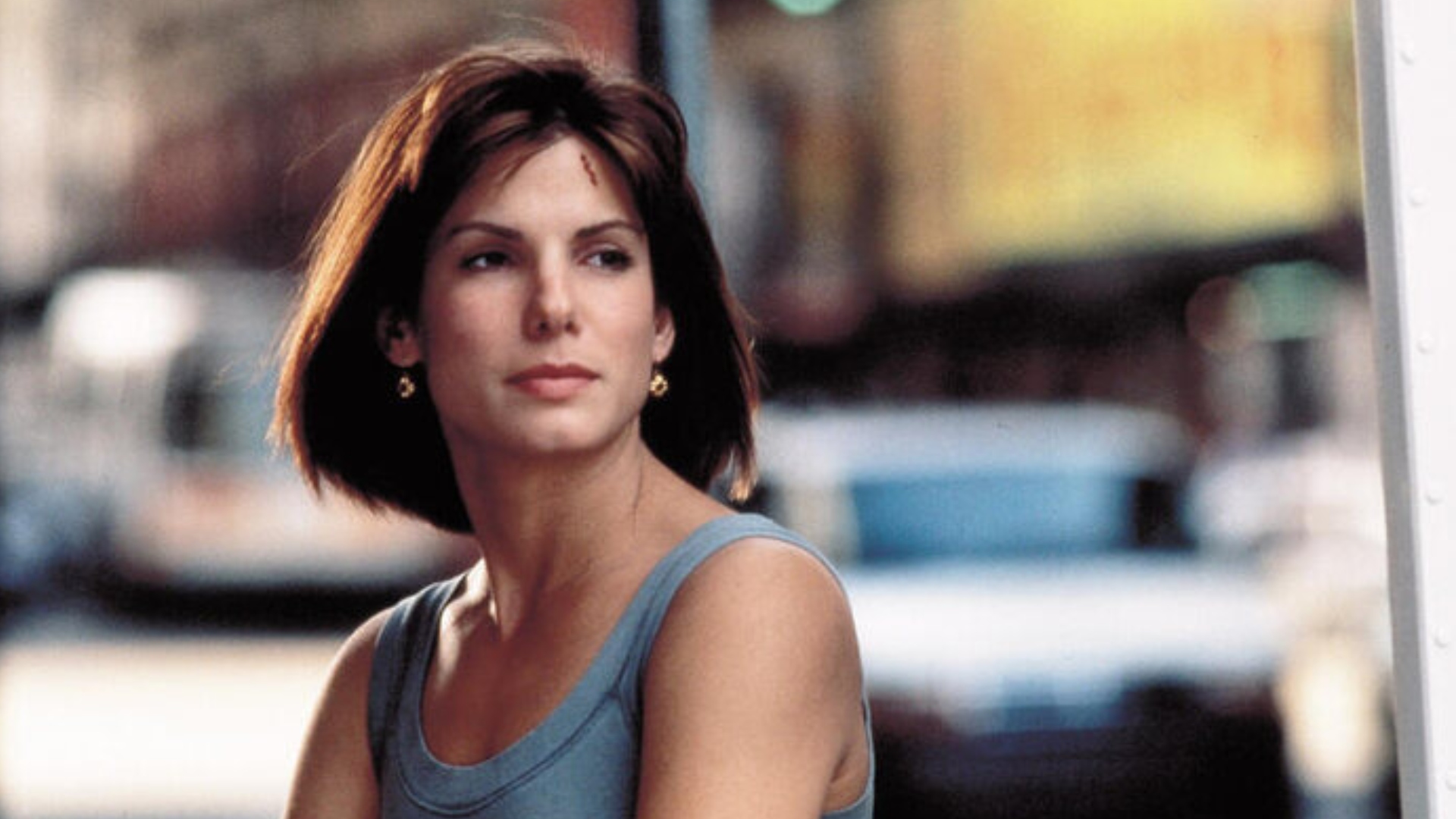 sandra-bullock-d-tourne-le-look-bureau-avec-un-d-tail-inattendu