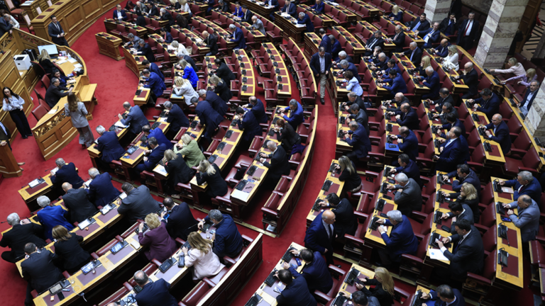 Με το βλέμμα στην προανακριτική η αντιπολίτευση