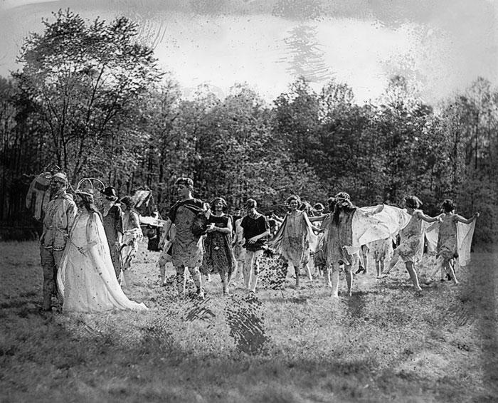 Pictures of life 100 years ago that might put things in a new perspective
