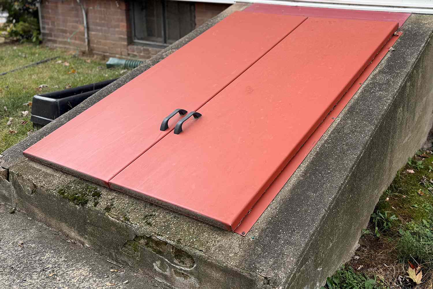 Family reaches storm cellar with just seconds to spare before tornado ...